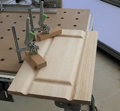 Fraisage de rainures décoratives et profilage de façades de meubles