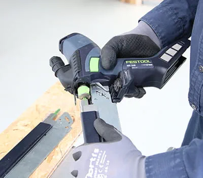 Découper une isolation entre chevrons dans une structure à équerres